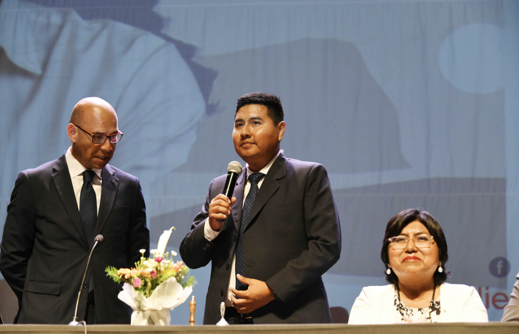 «Queremos ser una región modelo para el país…» : Diego Paco Mamani asume como nuevo gobernador ...